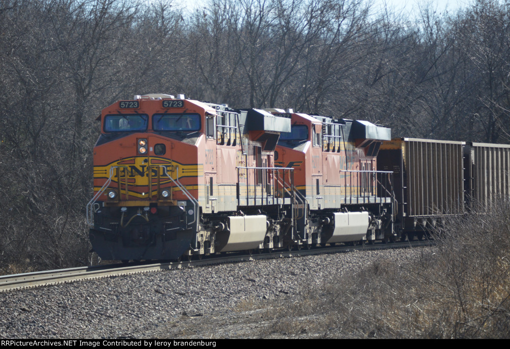 BNSF 5723 stopped waiting for traffic to clear